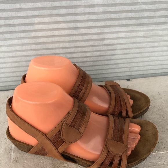 Comfortiva | Shoes | Comfortiva Gabrielle Wedge Sandals In A Tan Or ...